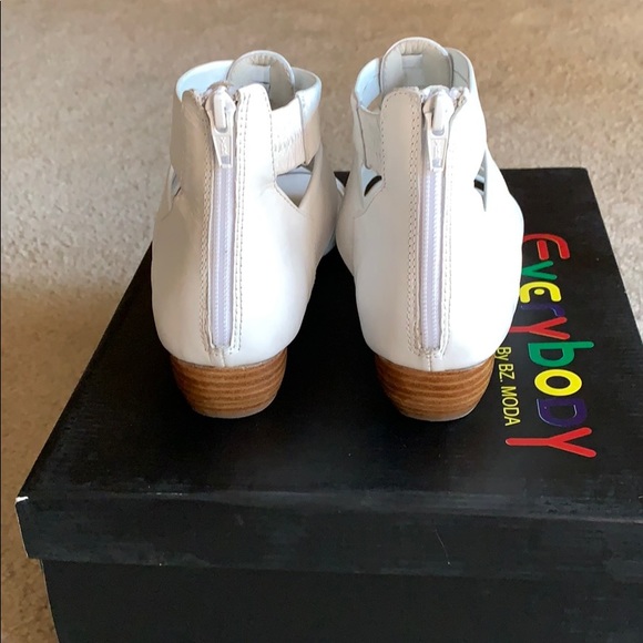Everybody by BZ Moda | Shoes | White Leather Everybody Sandals | Poshmark